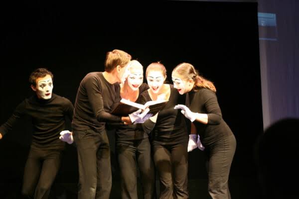 Pantomim Menggunakan Gerak Isyarat Sebagai Pengganti - Homecare24